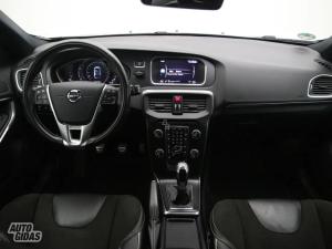 Black Volvo V40 2018 in Vilnius, with an engine capacity of 2.00 L and mileage of 179 thousand km for 12099 €, photo 3 on AUTOMOTO.COM.LV
