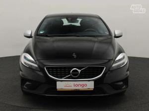 Black Volvo V40 2018 in Vilnius, with an engine capacity of 2.00 L and mileage of 179 thousand km for 12099 €, photo 4 on AUTOMOTO.COM.LV