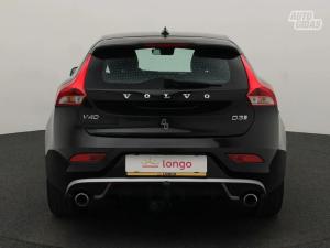 Black Volvo V40 2018 in Vilnius, with an engine capacity of 2.00 L and mileage of 179 thousand km for 12099 €, photo 6 on AUTOMOTO.COM.LV