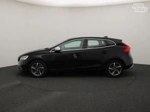 Black Volvo V40 2018 in Vilnius, with an engine capacity of 2.00 L and mileage of 179 thousand km for 12099 €, photo 7 on AUTOMOTO.COM.LV