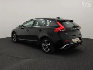 Black Volvo V40 2018 in Vilnius, with an engine capacity of 2.00 L and mileage of 179 thousand km for 12099 €, photo 8 on AUTOMOTO.COM.LV
