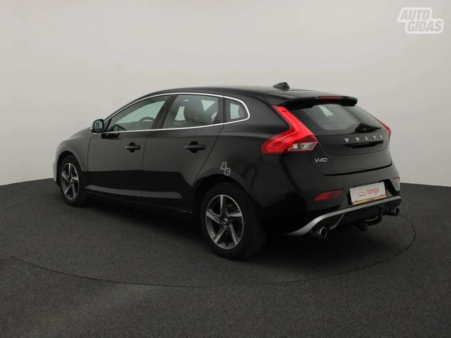 Black Volvo V40 2018 in Vilnius, with an engine capacity of 2.00 L and mileage of 179 thousand km for 12099 €, photo 8 on AUTOMOTO.COM.LV
