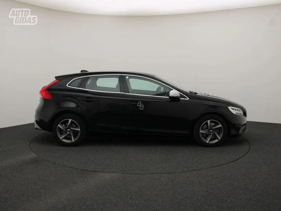 Black Volvo V40 2018 in Vilnius, with an engine capacity of 2.00 L and mileage of 179 thousand km for 12099 €, photo 10 on AUTOMOTO.COM.LV