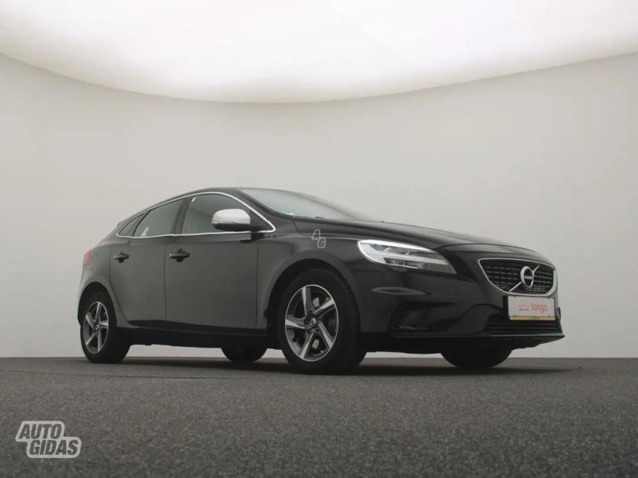 Black Volvo V40 2018 in Vilnius, with an engine capacity of 2.00 L and mileage of 179 thousand km for 12099 €, photo 12 on AUTOMOTO.COM.LV