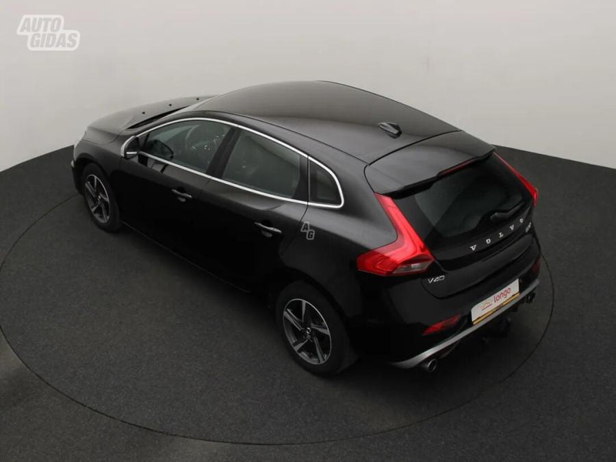 Black Volvo V40 2018 in Vilnius, with an engine capacity of 2.00 L and mileage of 179 thousand km for 12099 €, photo 13 on AUTOMOTO.COM.LV
