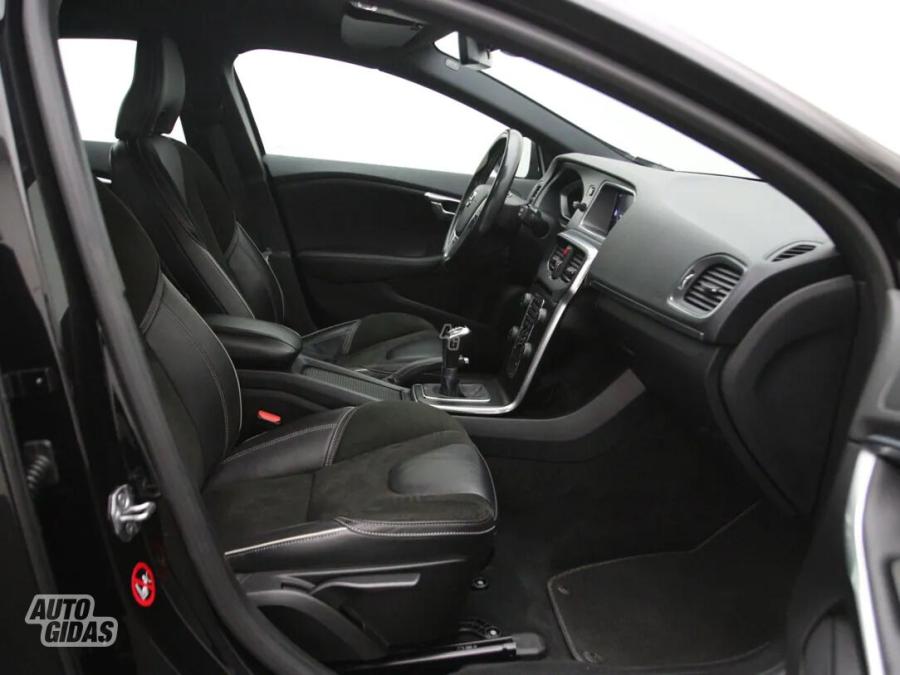 Black Volvo V40 2018 in Vilnius, with an engine capacity of 2.00 L and mileage of 179 thousand km for 12099 €, photo 15 on AUTOMOTO.COM.LV