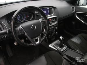 Black Volvo V40 2018 in Vilnius, with an engine capacity of 2.00 L and mileage of 179 thousand km for 12099 €, photo 17 on AUTOMOTO.COM.LV