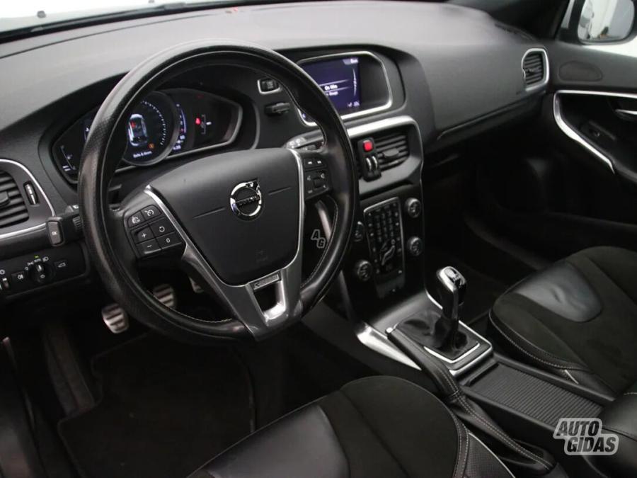 Black Volvo V40 2018 in Vilnius, with an engine capacity of 2.00 L and mileage of 179 thousand km for 12099 €, photo 17 on AUTOMOTO.COM.LV