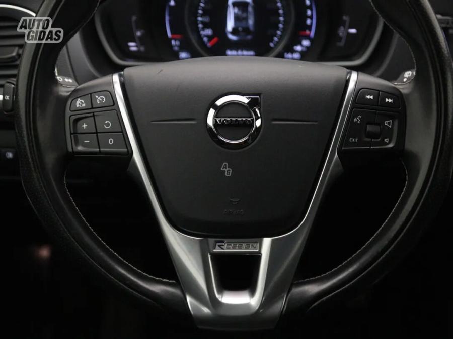Black Volvo V40 2018 in Vilnius, with an engine capacity of 2.00 L and mileage of 179 thousand km for 12099 €, photo 19 on AUTOMOTO.COM.LV