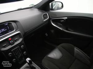 Black Volvo V40 2018 in Vilnius, with an engine capacity of 2.00 L and mileage of 179 thousand km for 12099 €, photo 22 on AUTOMOTO.COM.LV