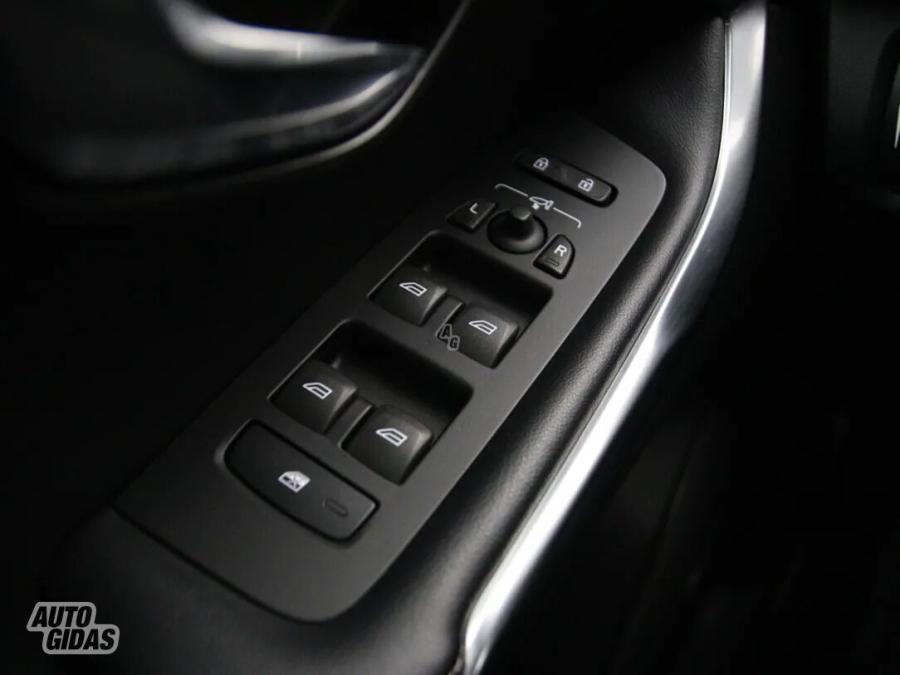 Black Volvo V40 2018 in Vilnius, with an engine capacity of 2.00 L and mileage of 179 thousand km for 12099 €, photo 27 on AUTOMOTO.COM.LV