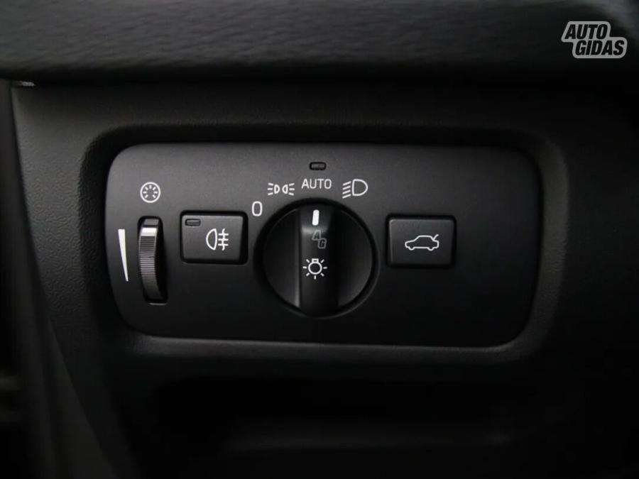 Black Volvo V40 2018 in Vilnius, with an engine capacity of 2.00 L and mileage of 179 thousand km for 12099 €, photo 28 on AUTOMOTO.COM.LV