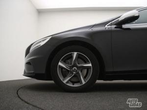 Black Volvo V40 2018 in Vilnius, with an engine capacity of 2.00 L and mileage of 179 thousand km for 12099 €, photo 29 on AUTOMOTO.COM.LV
