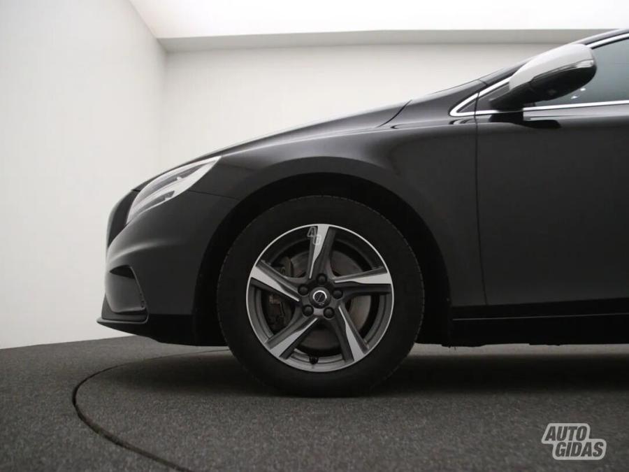 Black Volvo V40 2018 in Vilnius, with an engine capacity of 2.00 L and mileage of 179 thousand km for 12099 €, photo 29 on AUTOMOTO.COM.LV