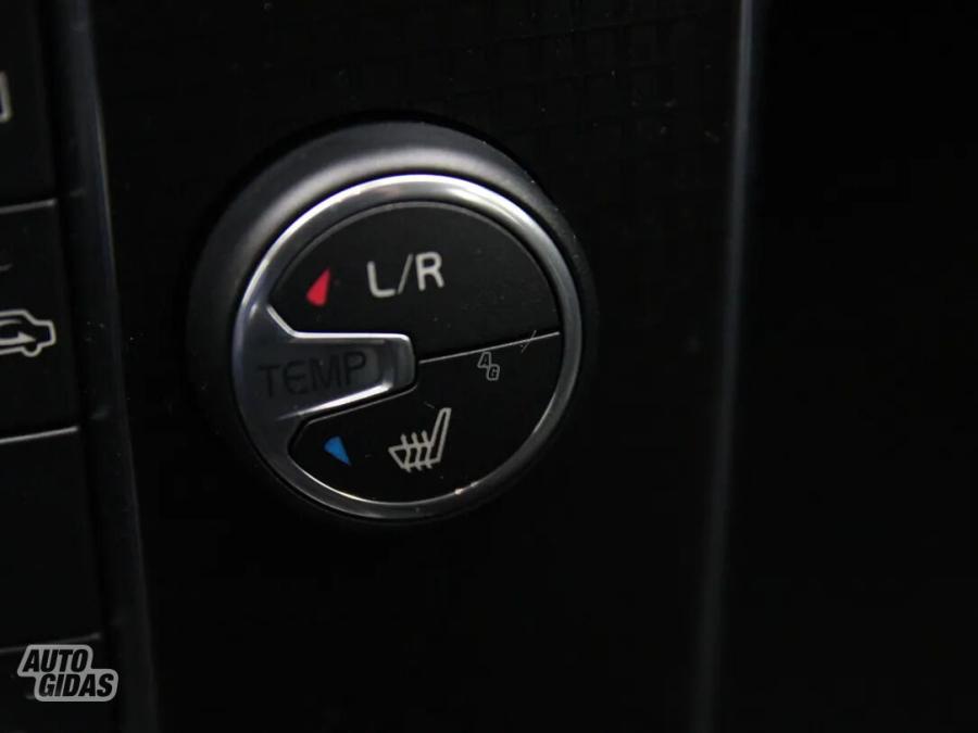 Black Volvo V40 2018 in Vilnius, with an engine capacity of 2.00 L and mileage of 179 thousand km for 12099 €, photo 31 on AUTOMOTO.COM.LV