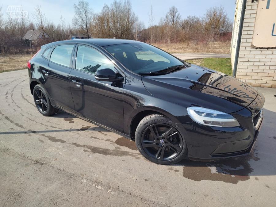 Melns Volvo V40 2018 Biržai, ar dzinēja tilpumu 1.50 L un nobraukumu 226 tūkst. km par 9999 €, foto 1 vietnē AUTOMOTO.COM.LV