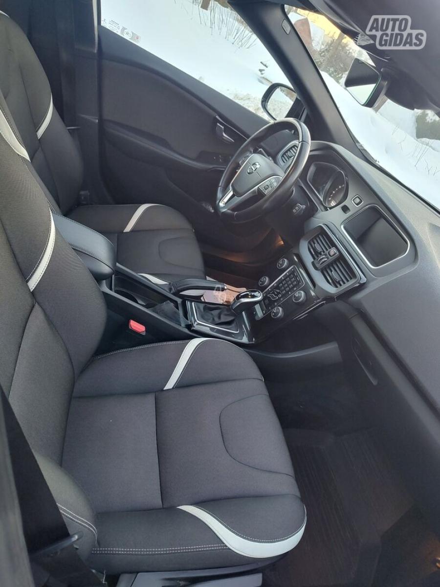 Melns Volvo V40 2018 Biržai, ar dzinēja tilpumu 1.50 L un nobraukumu 226 tūkst. km par 9999 €, foto 12 vietnē AUTOMOTO.COM.LV