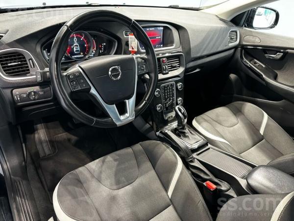 Black Volvo V40 2018 in Riga, with an engine capacity of 2.00 L and mileage of 120 thousand km for 14990 €, photo 6 on AUTOMOTO.COM.LV