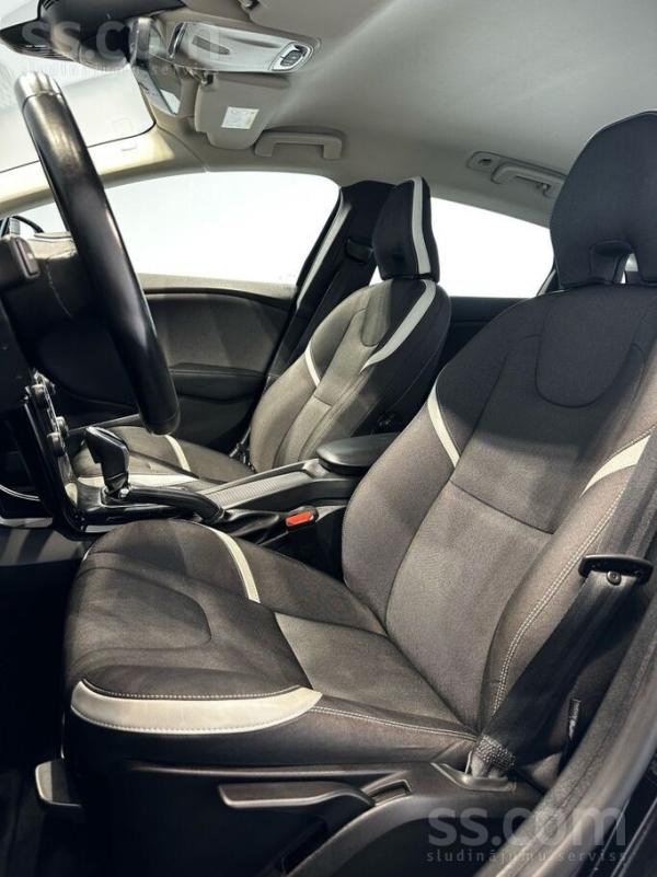 Black Volvo V40 2018 in Riga, with an engine capacity of 2.00 L and mileage of 120 thousand km for 14990 €, photo 7 on AUTOMOTO.COM.LV