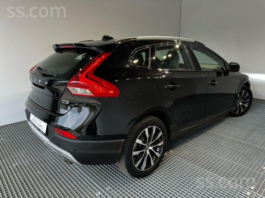 Melns Volvo V40 2018 Rīga, ar dzinēja tilpumu 2.00 L un nobraukumu 120 tūkst. km par 13900 €, foto 4 vietnē AUTOMOTO.COM.LV