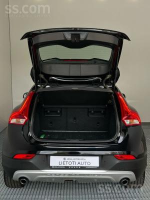 Melns Volvo V40 2018 Rīga, ar dzinēja tilpumu 2.00 L un nobraukumu 120 tūkst. km par 13900 €, foto 6 vietnē AUTOMOTO.COM.LV