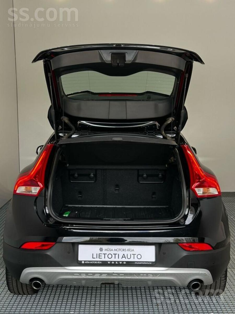 Melns Volvo V40 2018 Rīga, ar dzinēja tilpumu 2.00 L un nobraukumu 120 tūkst. km par 13900 €, foto 6 vietnē AUTOMOTO.COM.LV