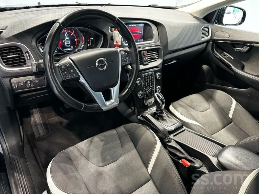 Melns Volvo V40 2018 Rīga, ar dzinēja tilpumu 2.00 L un nobraukumu 120 tūkst. km par 13900 €, foto 7 vietnē AUTOMOTO.COM.LV