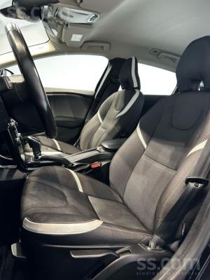 Melns Volvo V40 2018 Rīga, ar dzinēja tilpumu 2.00 L un nobraukumu 120 tūkst. km par 13900 €, foto 8 vietnē AUTOMOTO.COM.LV