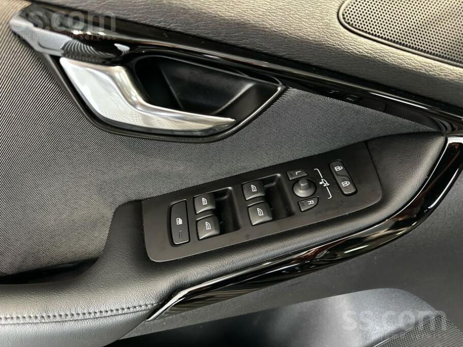 Melns Volvo V40 2018 Rīga, ar dzinēja tilpumu 2.00 L un nobraukumu 120 tūkst. km par 13900 €, foto 9 vietnē AUTOMOTO.COM.LV