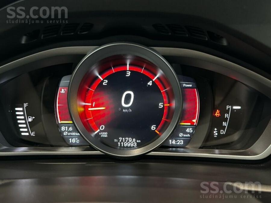 Melns Volvo V40 2018 Rīga, ar dzinēja tilpumu 2.00 L un nobraukumu 120 tūkst. km par 13900 €, foto 12 vietnē AUTOMOTO.COM.LV