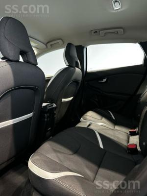 Melns Volvo V40 2018 Rīga, ar dzinēja tilpumu 2.00 L un nobraukumu 120 tūkst. km par 13900 €, foto 21 vietnē AUTOMOTO.COM.LV