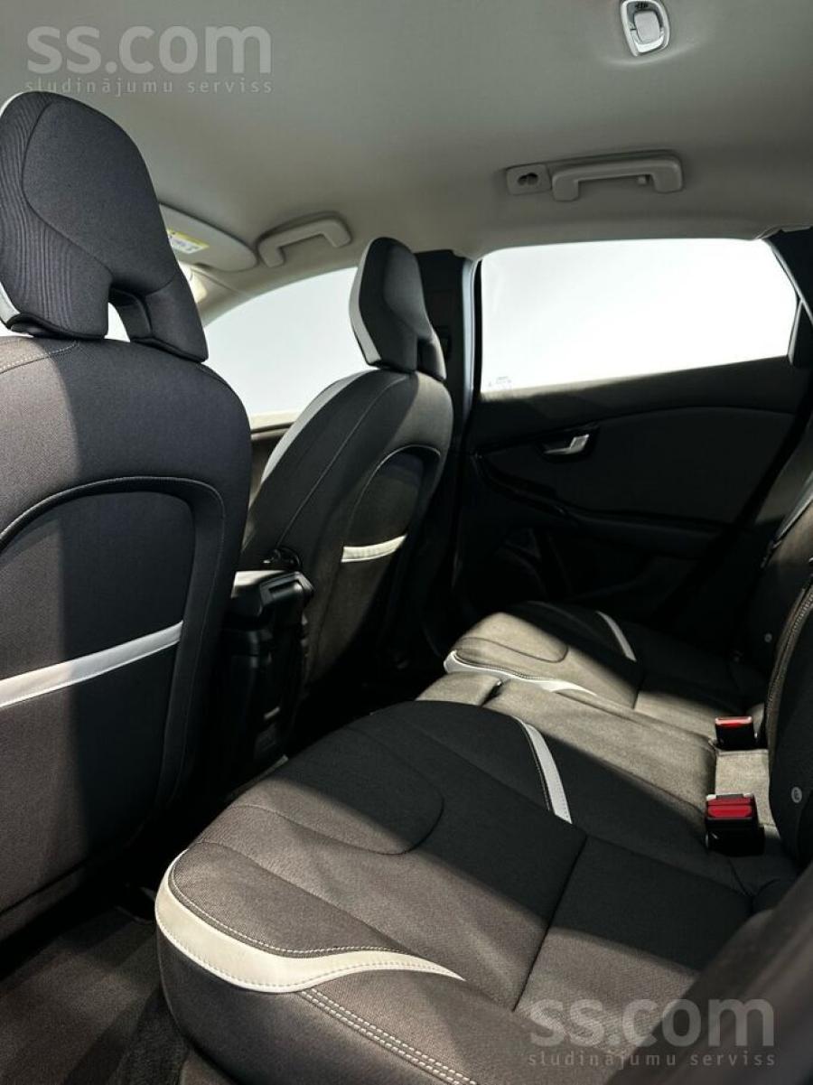 Melns Volvo V40 2018 Rīga, ar dzinēja tilpumu 2.00 L un nobraukumu 120 tūkst. km par 13900 €, foto 21 vietnē AUTOMOTO.COM.LV