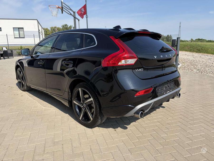 Black Volvo V40 2018 in Alytus, with an engine capacity of 2.00 L and mileage of 269 thousand km for 8950 €, photo 3 on AUTOMOTO.COM.LV