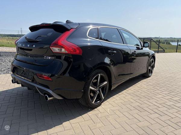 Black Volvo V40 2018 in Alytus, with an engine capacity of 2.00 L and mileage of 269 thousand km for 8950 €, photo 3 on AUTOMOTO.COM.LV