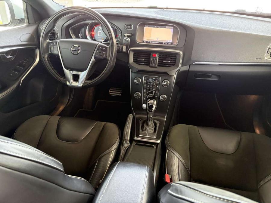 Black Volvo V40 2018 in Alytus, with an engine capacity of 2.00 L and mileage of 269 thousand km for 8950 €, photo 7 on AUTOMOTO.COM.LV