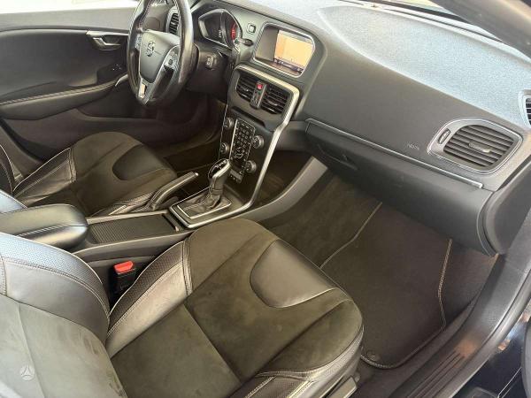 Black Volvo V40 2018 in Alytus, with an engine capacity of 2.00 L and mileage of 269 thousand km for 8950 €, photo 7 on AUTOMOTO.COM.LV
