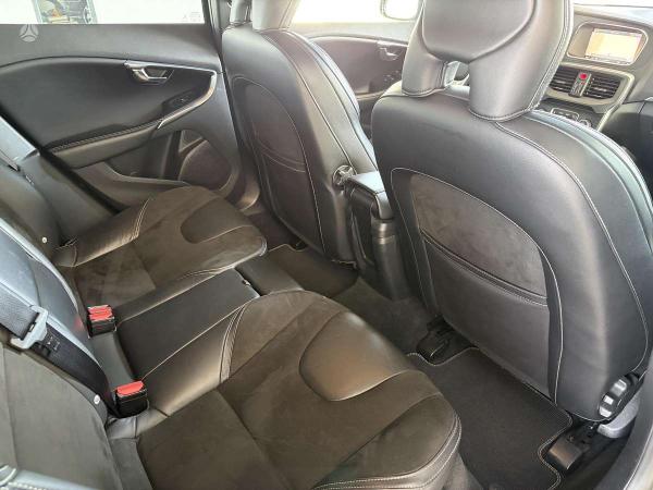 Black Volvo V40 2018 in Alytus, with an engine capacity of 2.00 L and mileage of 269 thousand km for 8950 €, photo 8 on AUTOMOTO.COM.LV