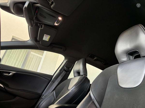 Black Volvo V40 2018 in Alytus, with an engine capacity of 2.00 L and mileage of 269 thousand km for 8950 €, photo 9 on AUTOMOTO.COM.LV