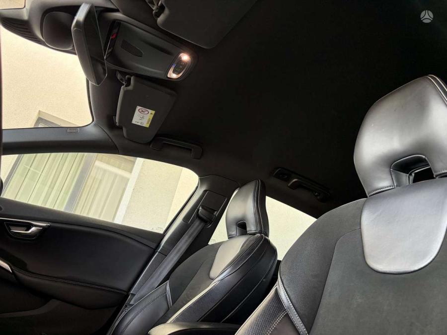 Black Volvo V40 2018 in Alytus, with an engine capacity of 2.00 L and mileage of 269 thousand km for 8950 €, photo 10 on AUTOMOTO.COM.LV