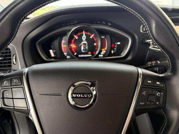 Black Volvo V40 2018 in Alytus, with an engine capacity of 2.00 L and mileage of 269 thousand km for 8950 €, photo 10 on AUTOMOTO.COM.LV