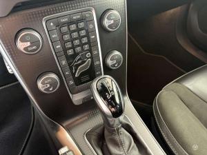Black Volvo V40 2018 in Alytus, with an engine capacity of 2.00 L and mileage of 269 thousand km for 8950 €, photo 13 on AUTOMOTO.COM.LV