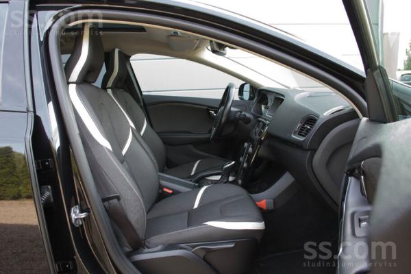 Melns Volvo V40 2018 Tukums, ar dzinēja tilpumu 2.00 L un nobraukumu 167 tūkst. km par 9900 €, foto 10 vietnē AUTOMOTO.COM.LV