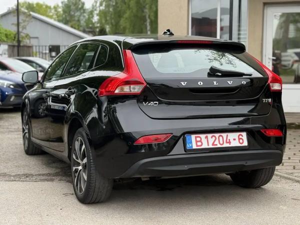 Black Volvo V40 2019 in Riga, with an engine capacity of 1.50 L and mileage of 137 thousand km for 11800 €, photo 3 on AUTOMOTO.COM.LV