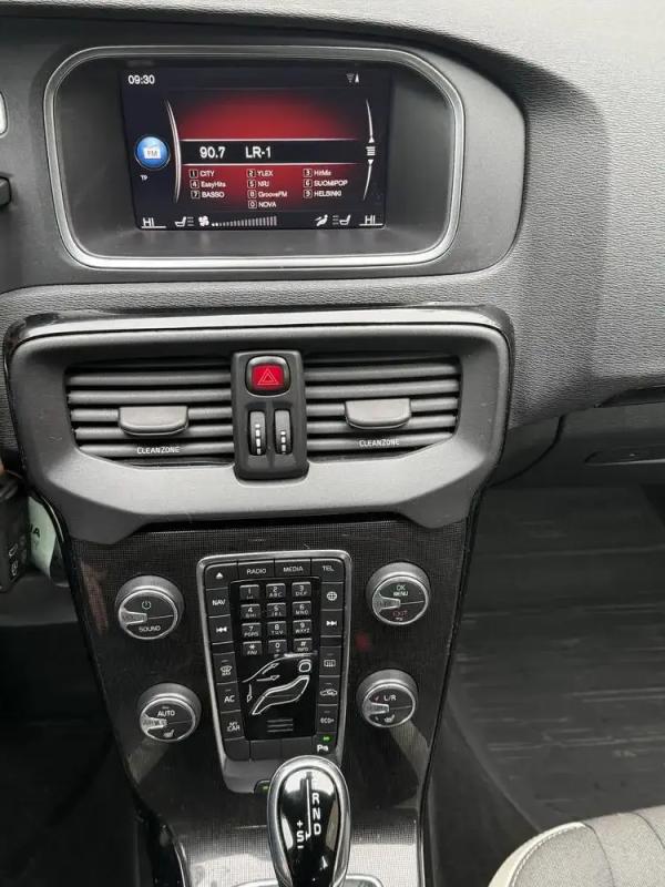 Black Volvo V40 2019 in Riga, with an engine capacity of 1.50 L and mileage of 137 thousand km for 11800 €, photo 5 on AUTOMOTO.COM.LV