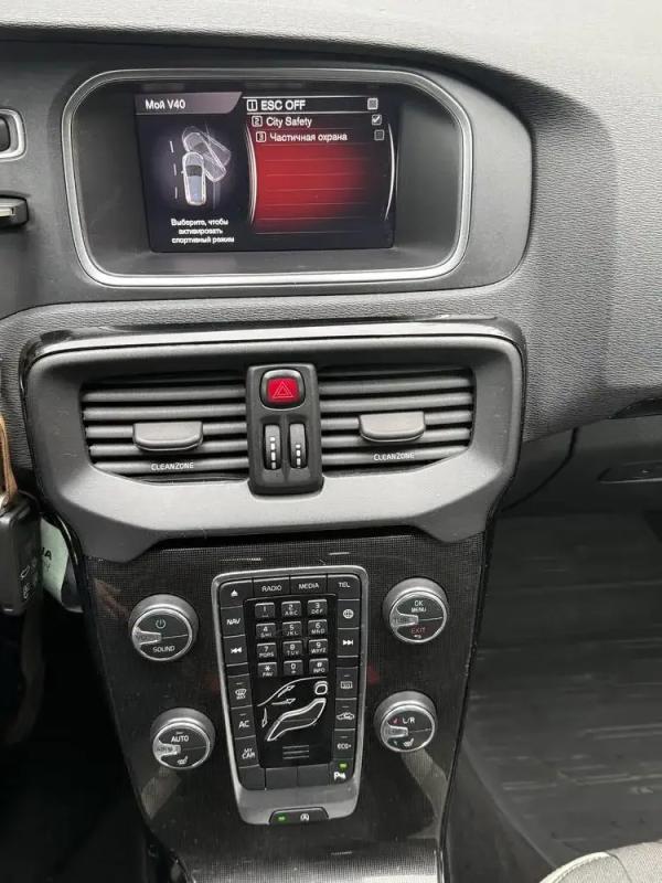 Black Volvo V40 2019 in Riga, with an engine capacity of 1.50 L and mileage of 137 thousand km for 11800 €, photo 6 on AUTOMOTO.COM.LV