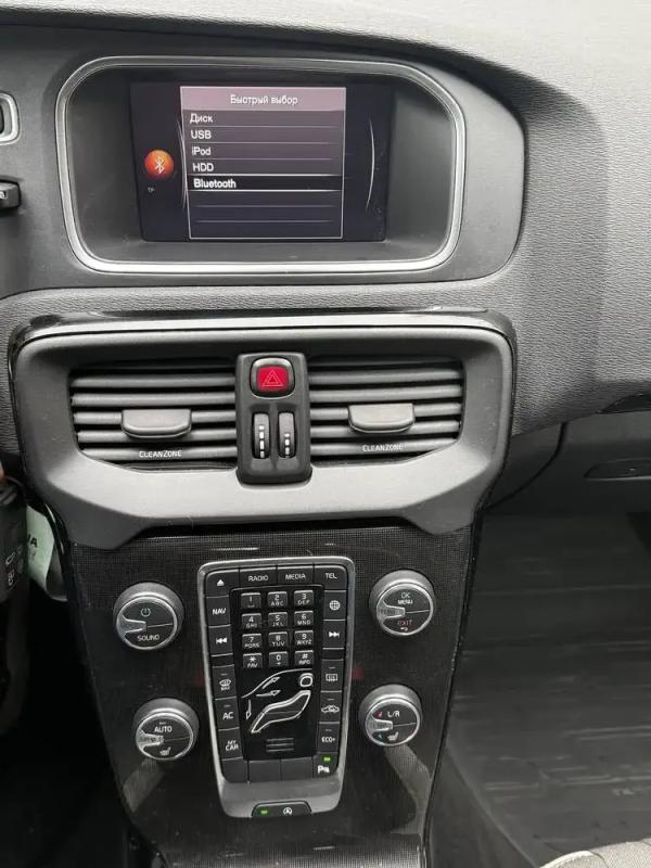 Black Volvo V40 2019 in Riga, with an engine capacity of 1.50 L and mileage of 137 thousand km for 11800 €, photo 7 on AUTOMOTO.COM.LV