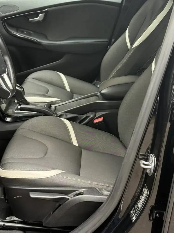 Black Volvo V40 2019 in Riga, with an engine capacity of 1.50 L and mileage of 137 thousand km for 11800 €, photo 8 on AUTOMOTO.COM.LV