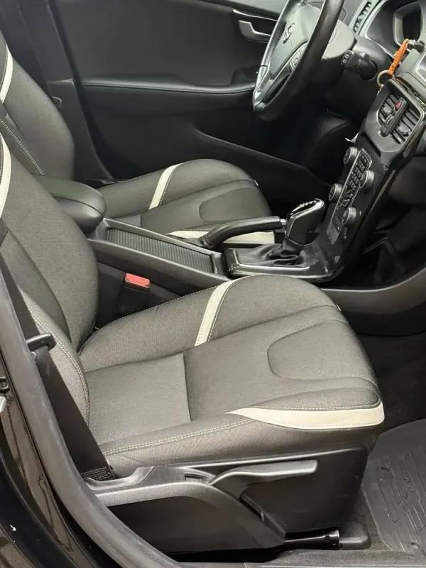 Black Volvo V40 2019 in Riga, with an engine capacity of 1.50 L and mileage of 137 thousand km for 11800 €, photo 9 on AUTOMOTO.COM.LV