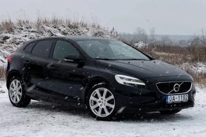 Melns Volvo V40 2019 Rīga, ar dzinēja tilpumu 2.00 L un nobraukumu 169 tūkst. km par 12995 €, foto  vietnē AUTOMOTO.COM.LV