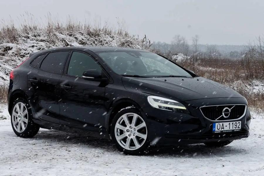 Melns Volvo V40 2019 Rīga, ar dzinēja tilpumu 2.00 L un nobraukumu 169 tūkst. km par 12995 €, foto 1 vietnē AUTOMOTO.COM.LV